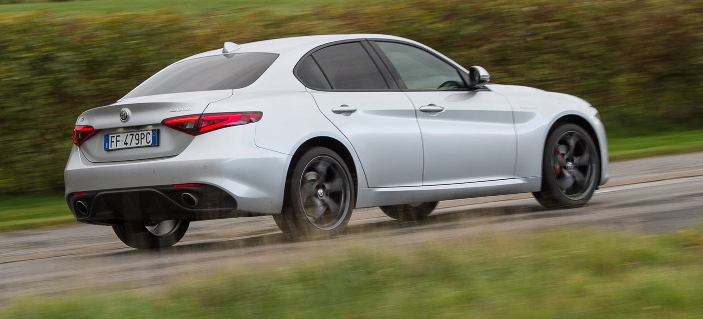 Na, mitől fél a BMW-s? | Totalcar