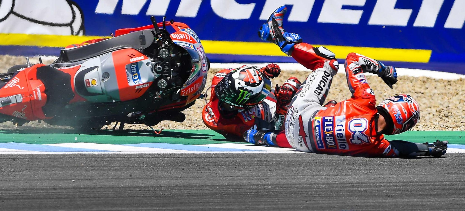 Mint a büdösbogár, úgy estek a MotoGP-n | Totalcar