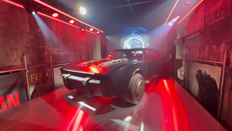 Tesla-alapú és V8-as verzió is készült az új Batmobile-ból