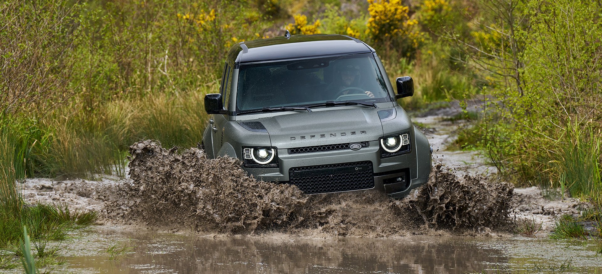 Pokoli gyors terepszörny lett a 635 lóerős Land Rover Defender Octa ...