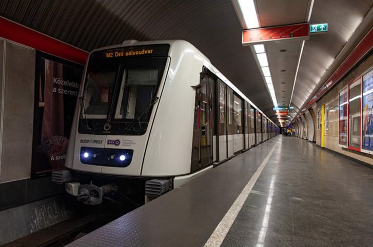 Csigatempóban vánszorog a 2-es metró, elszállt a biztosítóberendezés