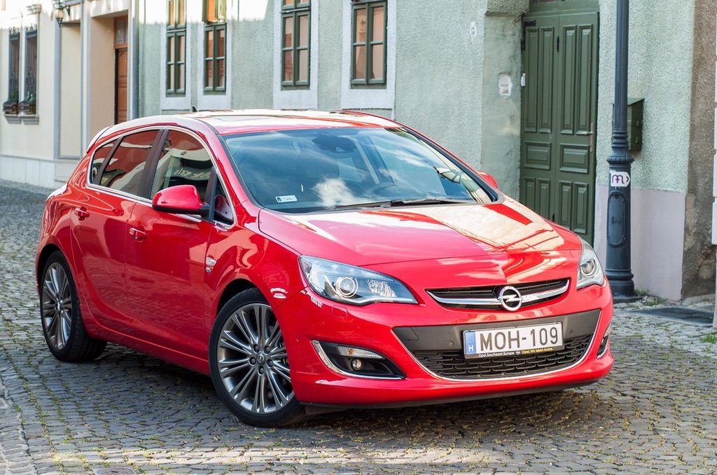 Milyen gumi bírja el a sárnehéz J Astrát? | Totalcar