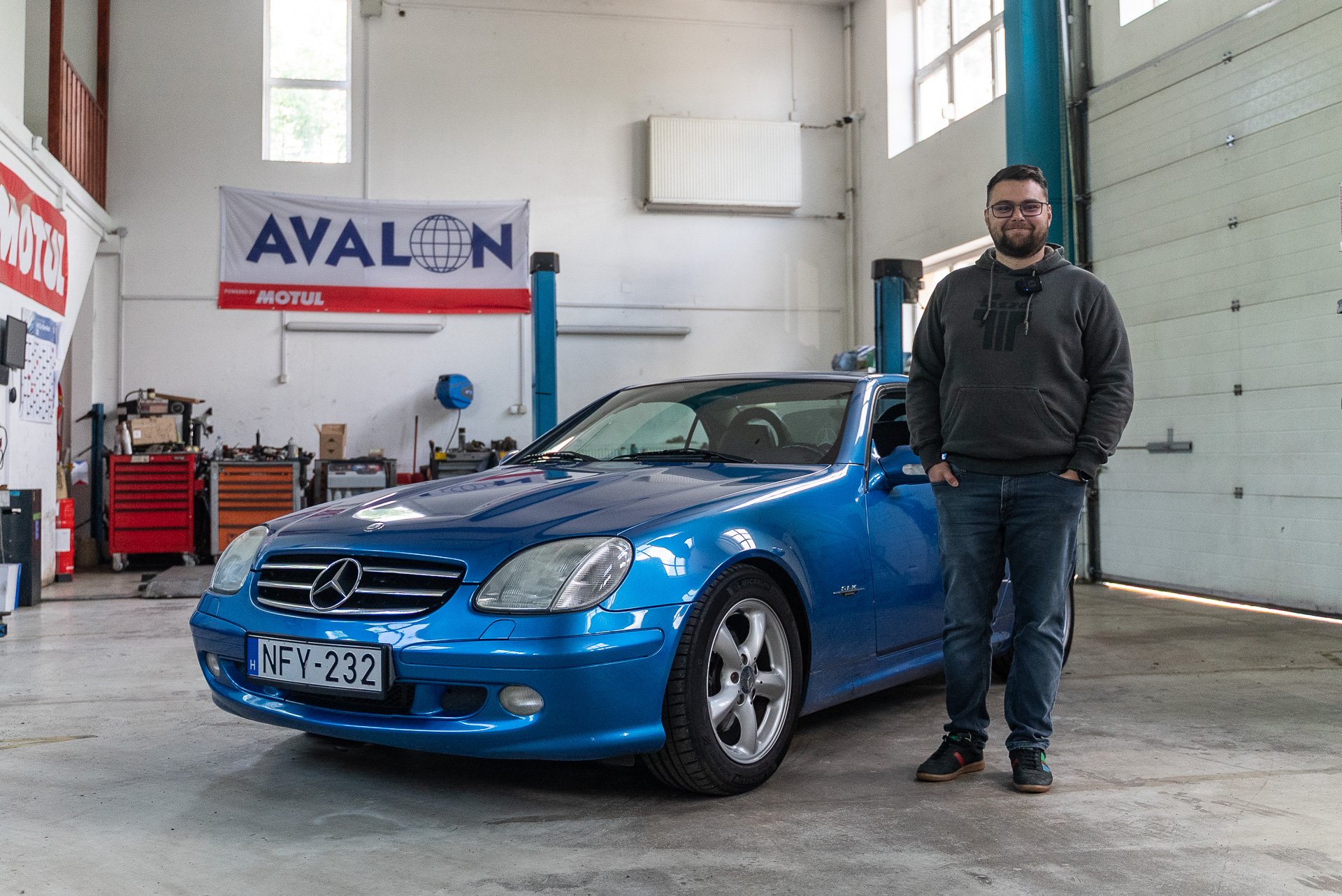 Kívül kék, belül kék, alul kicsit barna | Totalcar