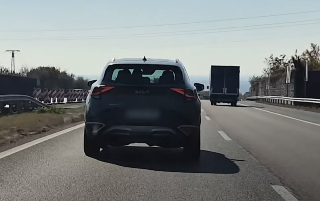 Ki a nagyobb hülye a pályán? Aki gyorshajt, vagy aki a belső sávban ...